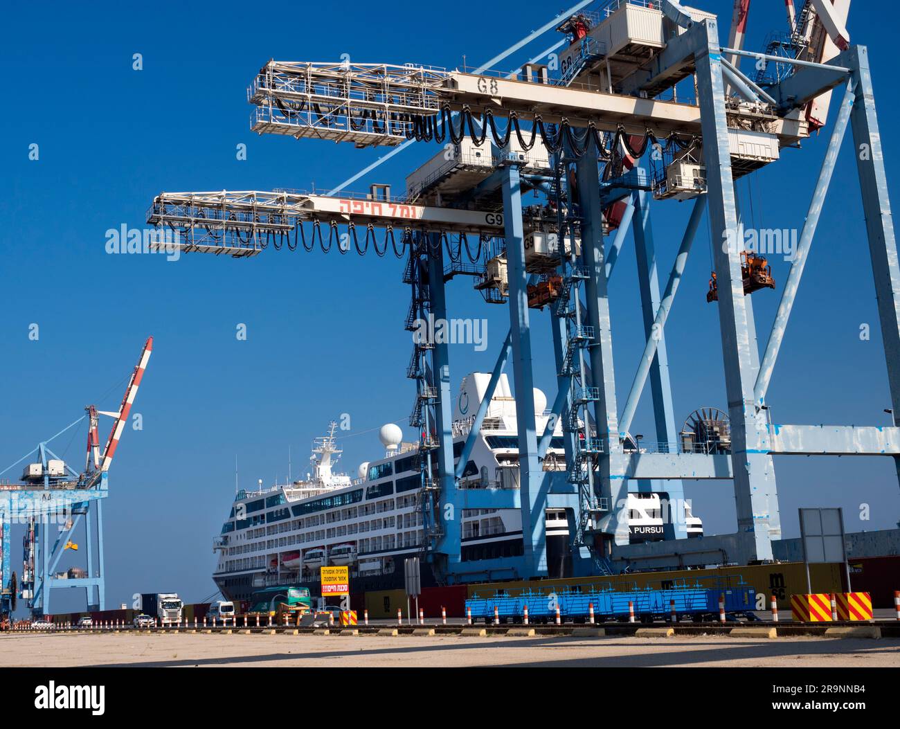 Le port d'Haïfa est le plus grand d'Israël; il possède un port naturel ...
