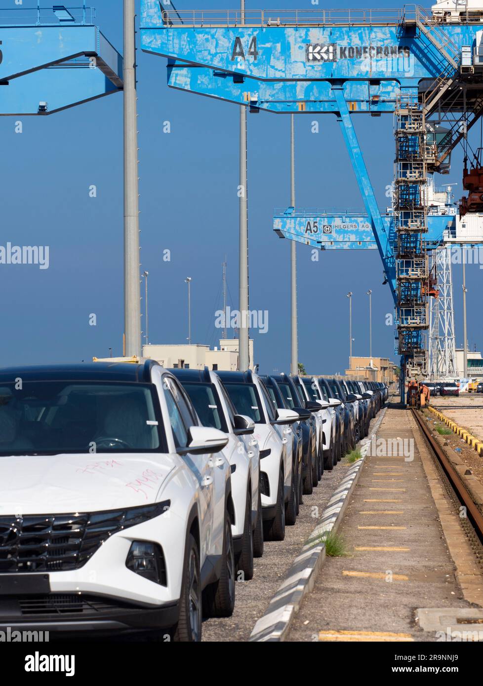 Lignes de voitures importées venant d'arriver sur le quai de Haïfa ...
