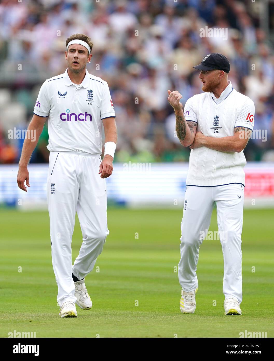 Stuart Broad (à gauche) et Ben Stokes, en Angleterre, parlent pendant ...