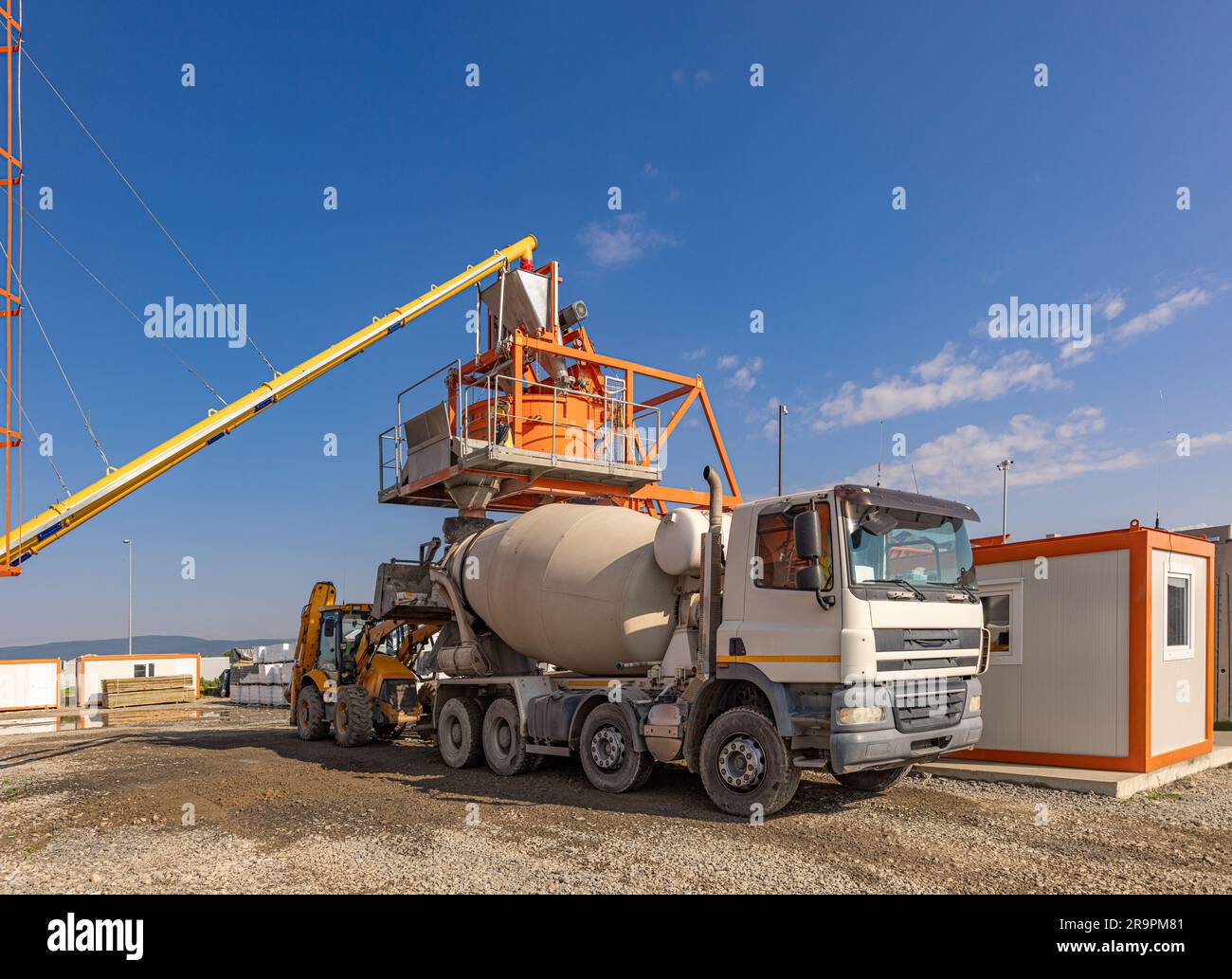 Camion lourd en béton sur le chantier. Procédé de fabrication du béton ...