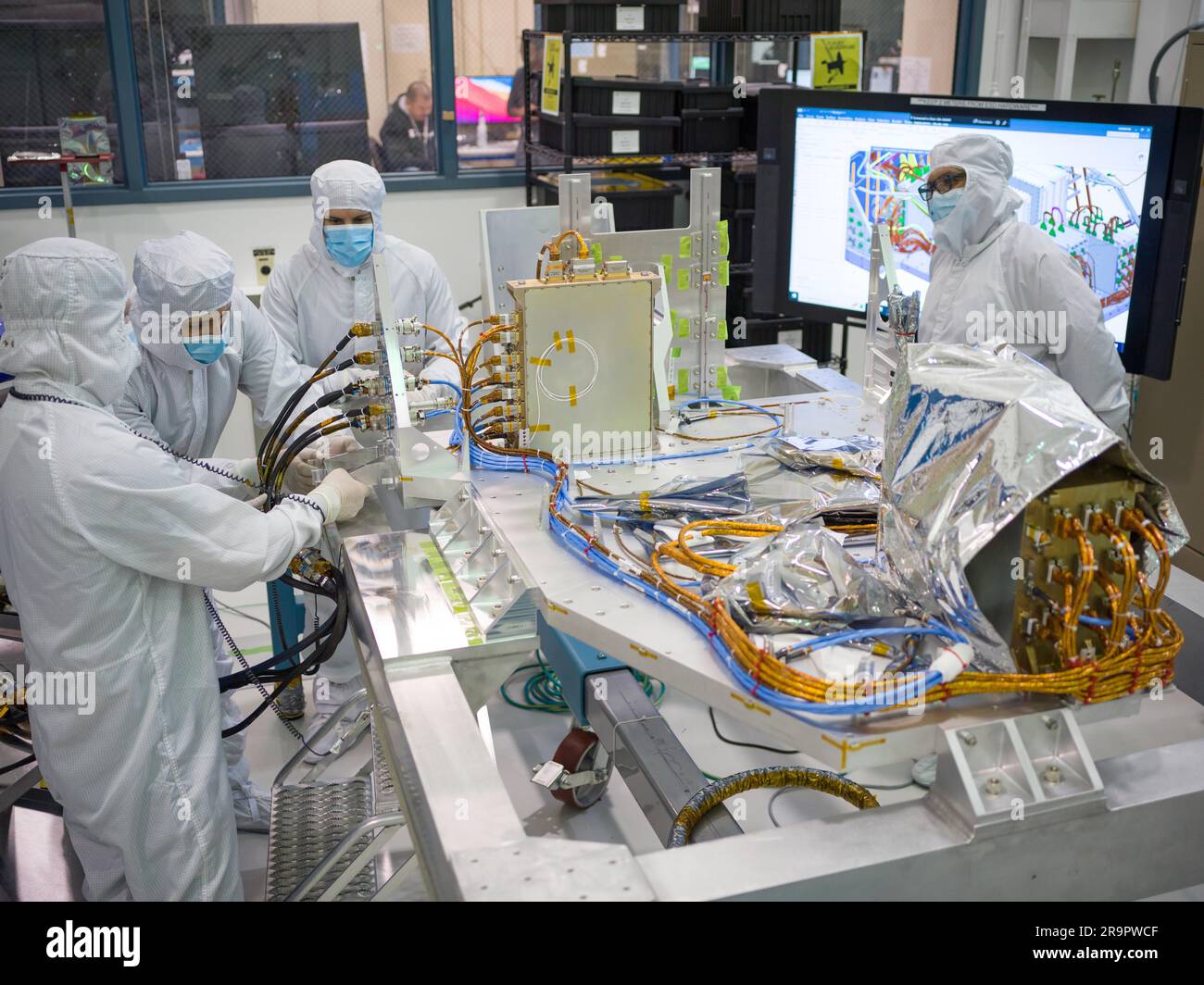 Les ingénieurs assemble la couche électronique sur l'instrument Roman Coronagraph. En décembre ...