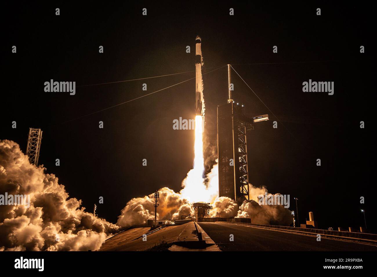 Spacex Crs 27 Liftoff La Fusée Spacex Falcon 9 Transportant Le