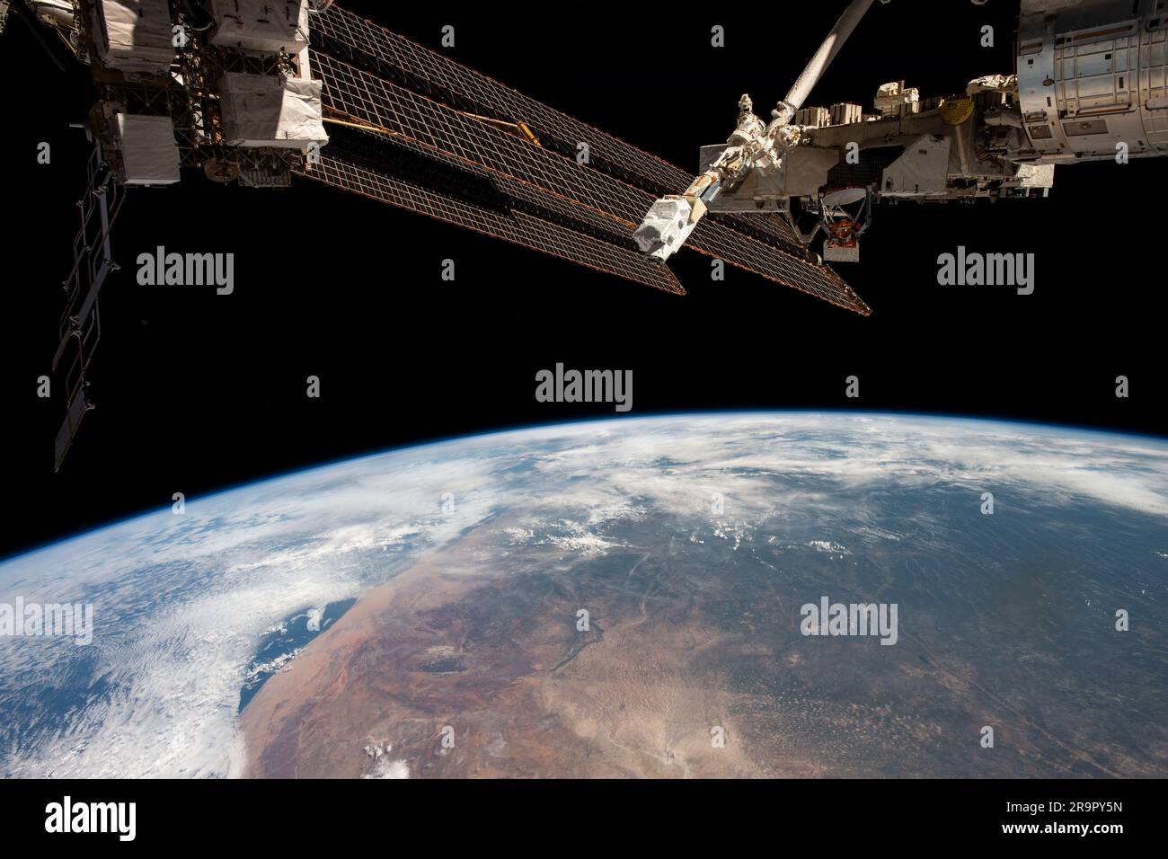 . Iss068e026073 (2 décembre 2022) - Une paire de panneaux solaires de ...