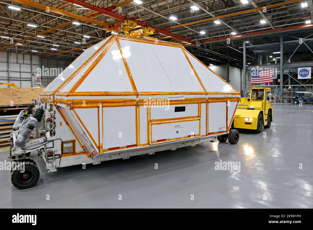 Appareil sous pression Artemis IV Orion expédié à KSC. Les équipes du ...