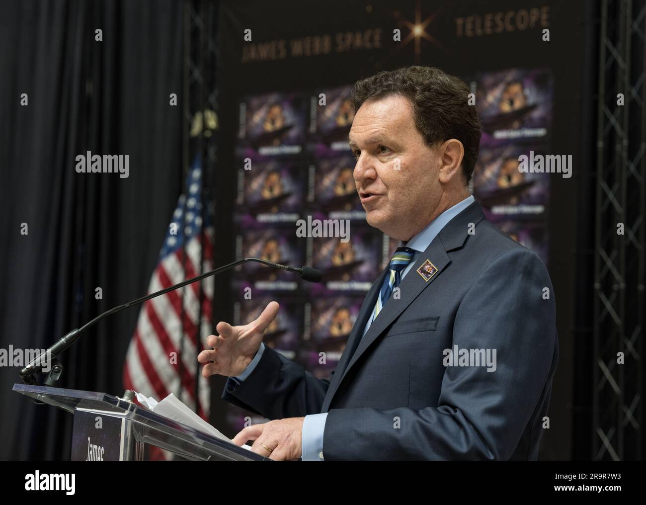 Cérémonie d'émission du timbre JWST. Lee Feinberg, responsable des ...