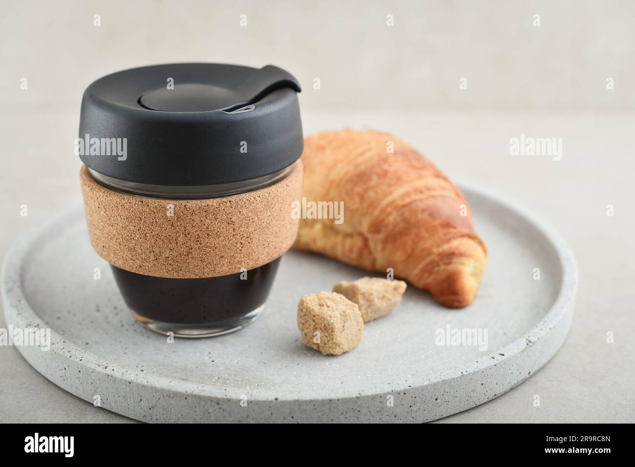 Café à emporter dans une tasse de voyage réutilisable en verre et bande ...