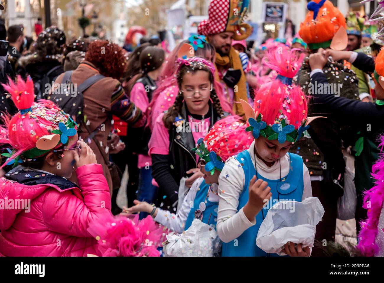 Malaga, Espagne - 27 FÉVRIER 2022 : personnes célébrant le Carnaval de ... Malaga, Espagne - 27 FÉVRIER 2022 : personnes célébrant le Carnaval de ...