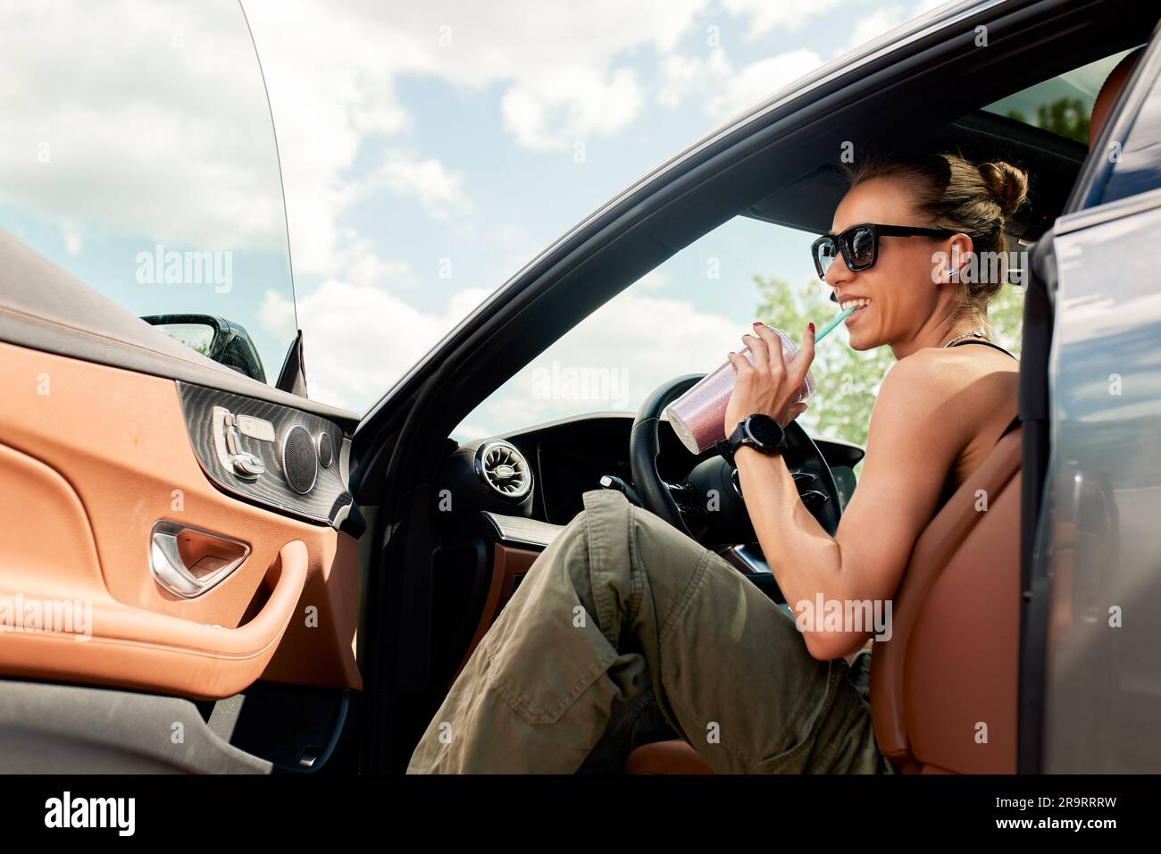 Une jeune fille athlétique attrayante vêtue d'un haut noir et d'un pantalon cargo kaki se trouve ...