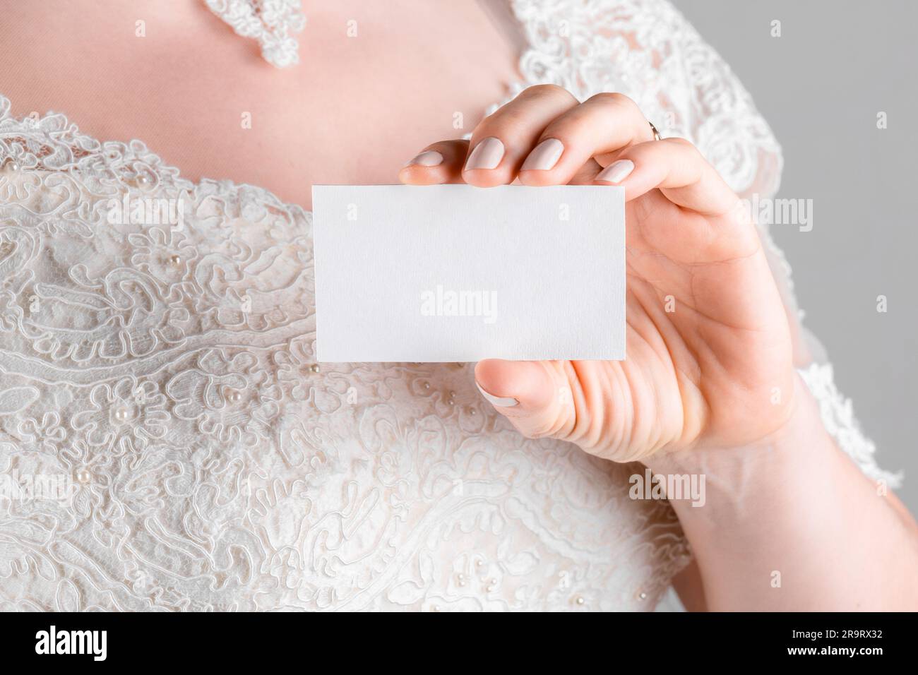 Mariée tenant mariage carte de stagionery maquette 2,5x3 sur fond blanc ...