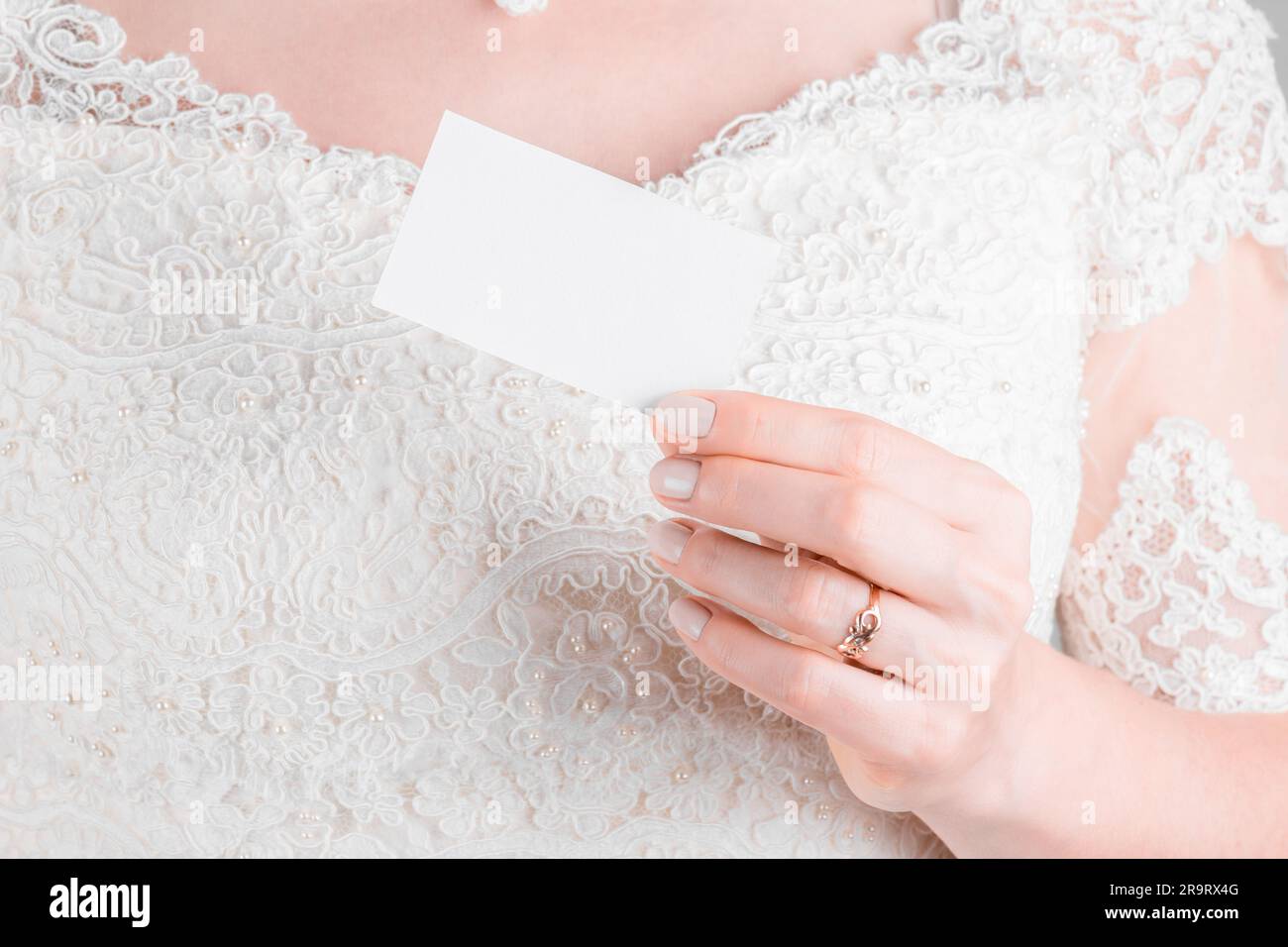 Mariée tenant mariage carte de stagionery maquette 2,5x3 sur fond blanc ...