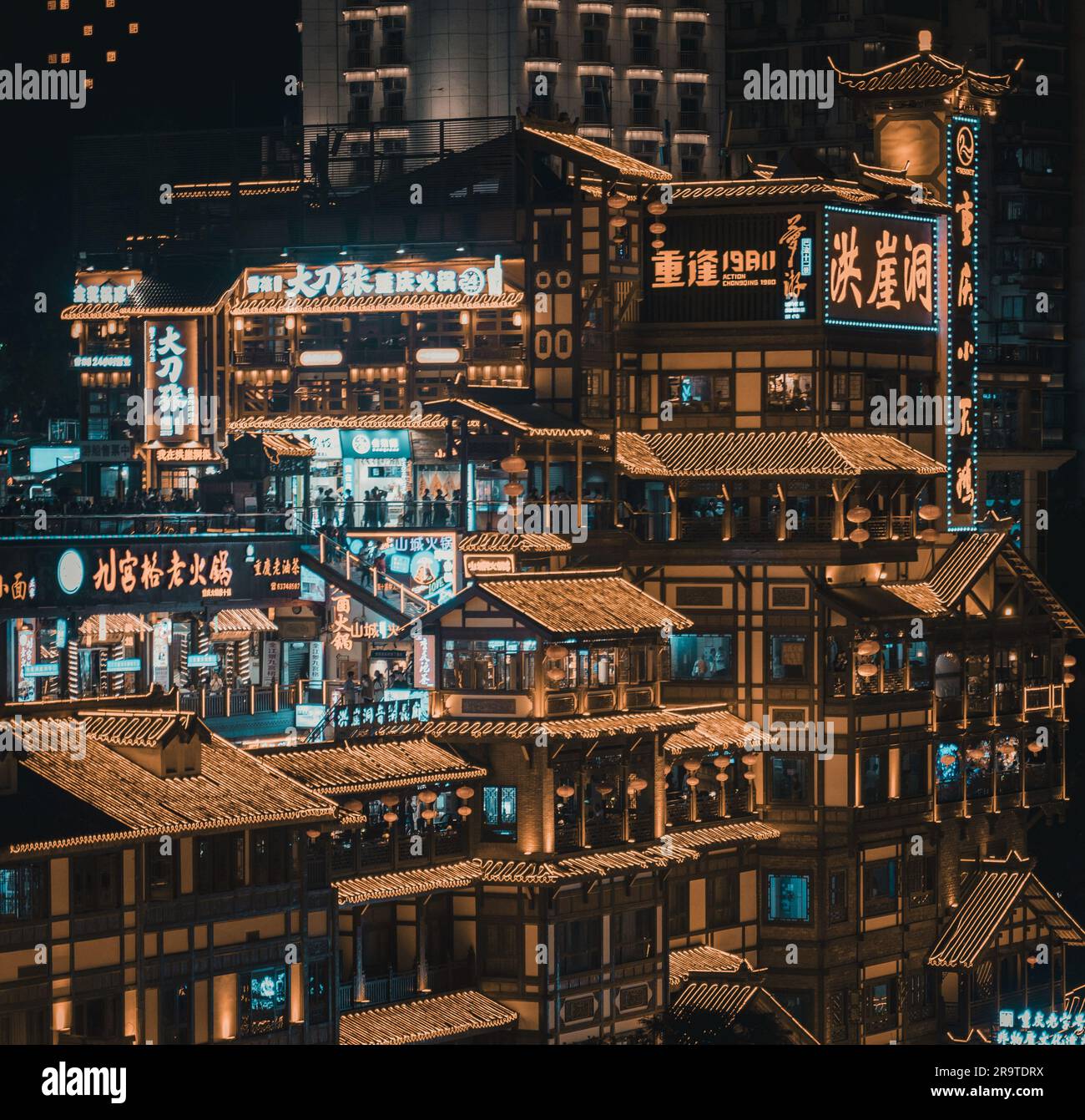 Chongqing, Chine - 05 juin 2023 : grotte de Hongya la nuit; c'est la ...