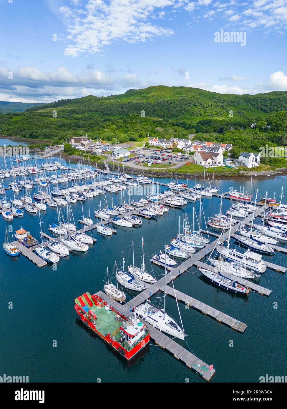 Vues aériennes de Craobh Haven un petit village et port de voile à ...