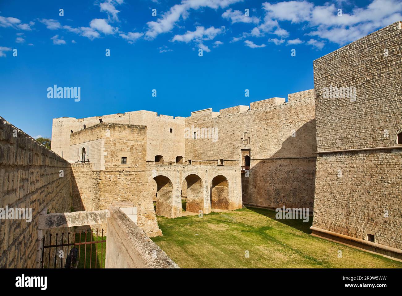La magnifique basilique romane de la cathédrale de San Nicola ...