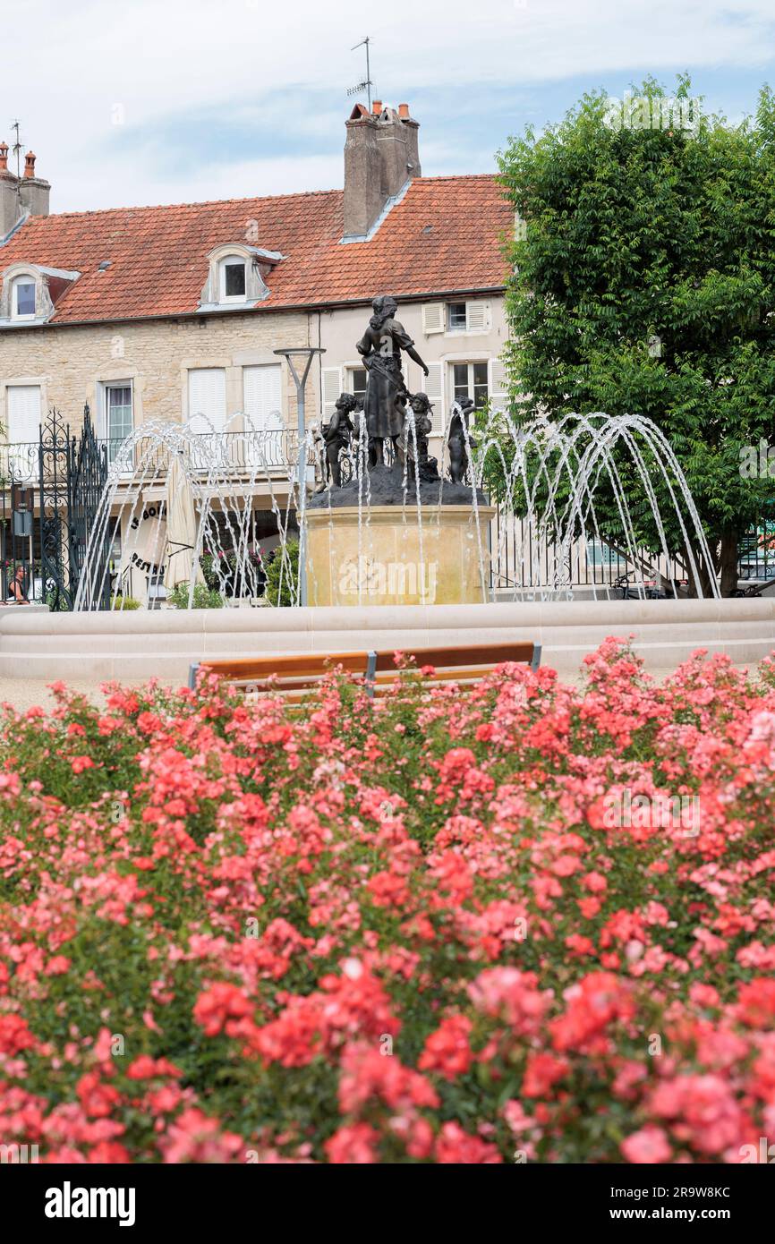 La fontaine et la statue de la place de la ville Meursault Beaune Côte ...