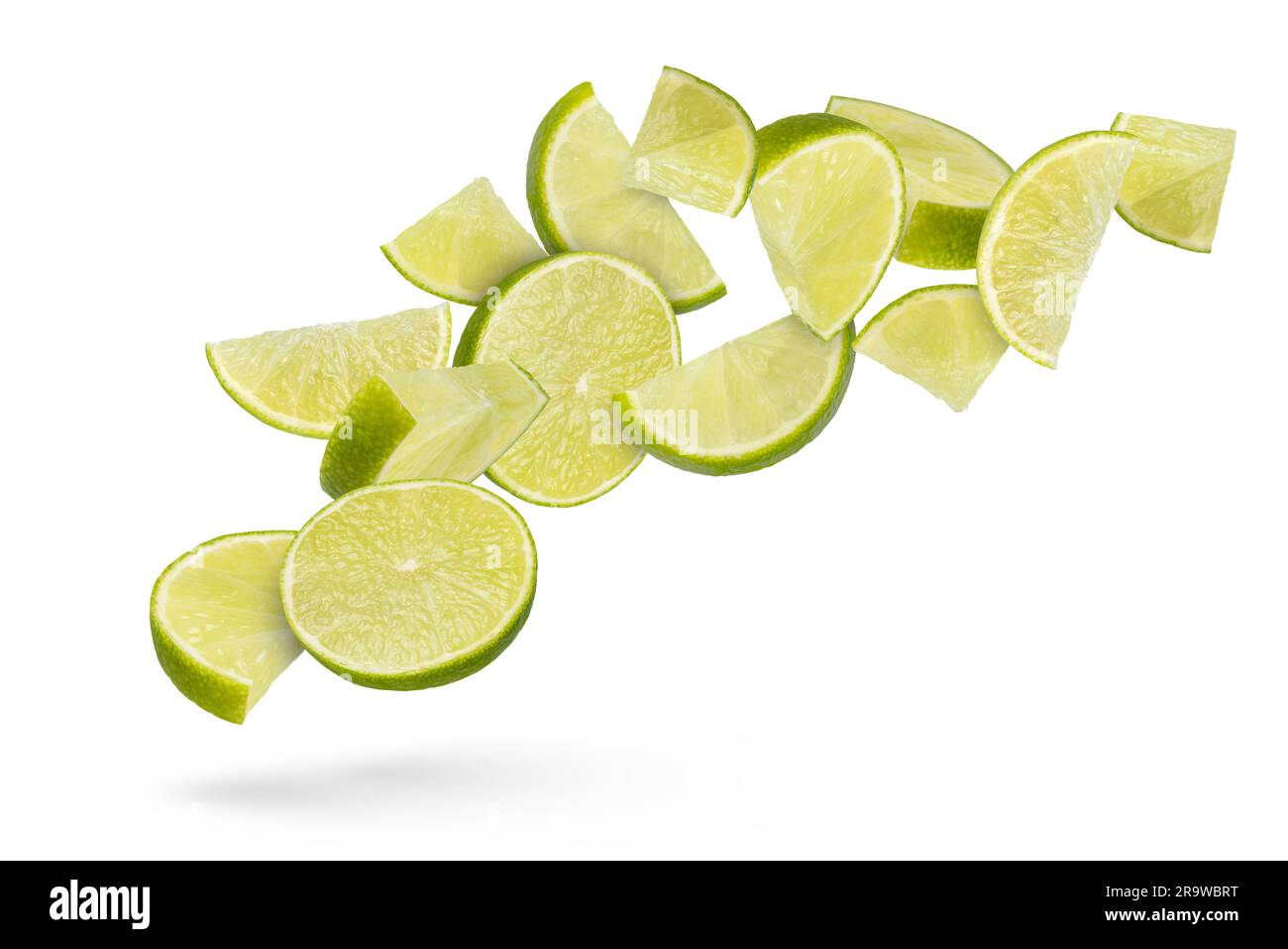 Fruits volants. Des tranches de chaux sur un fond blanc isolé. Les ...