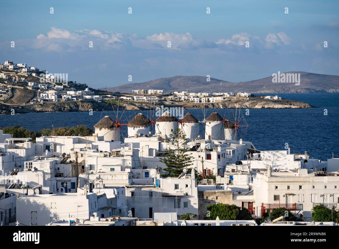 Vue sur les maisons blanches des Cyclades et les moulins à vent dans la ...