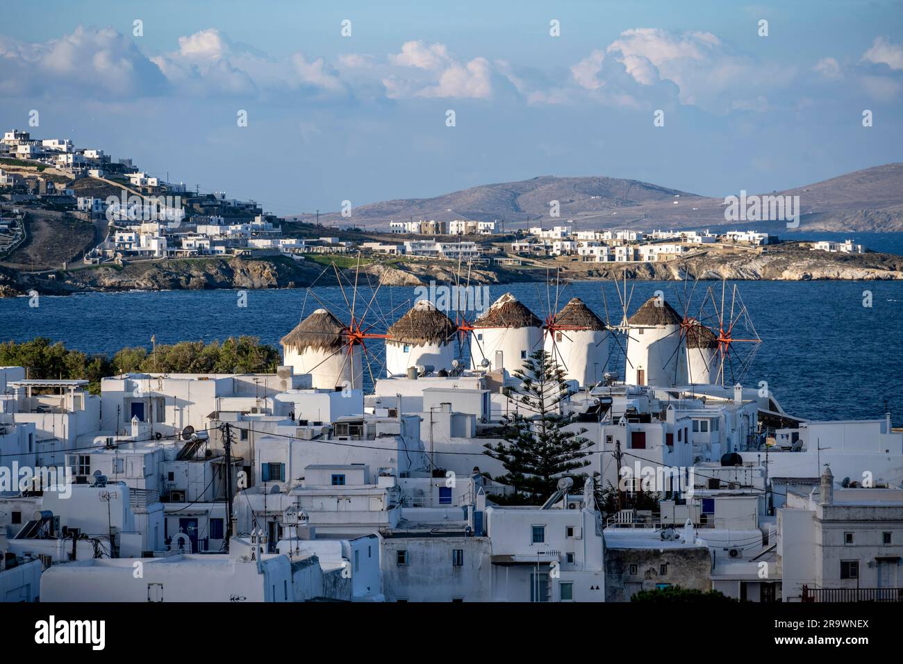 Vue sur les maisons blanches des Cyclades et les moulins à vent dans la ...