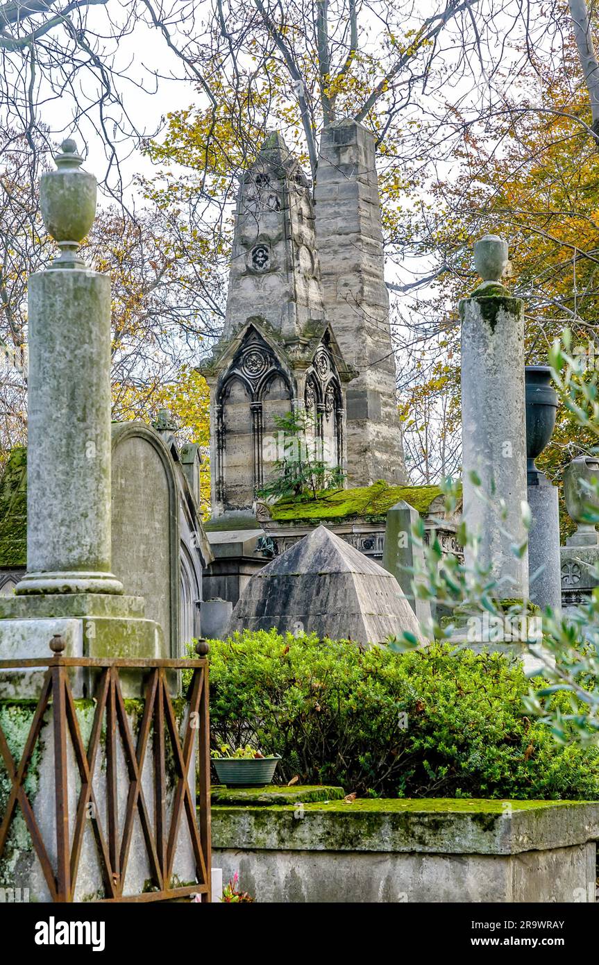 Une vue sur le Père Lachaise, le cimetière le plus célèbre avec les ...