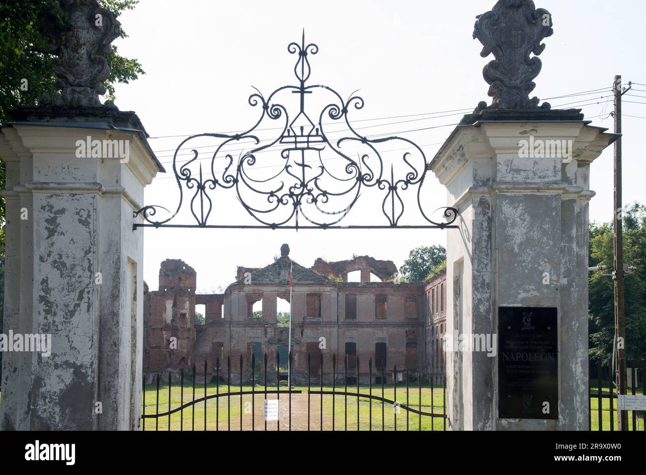 Ruines du Palais Finckenstein baroque tardif à Kamieniec, Pologne ...