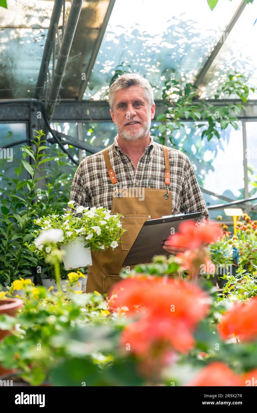 Portrait d'un jardinier ou d'un fleuriste travaillant dans une ...
