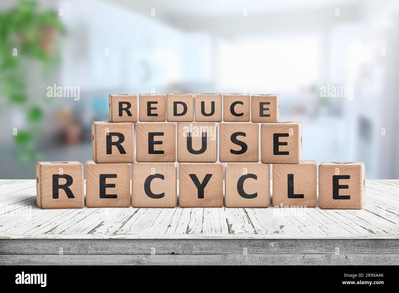 Réduire, réutiliser et recycler chanter sur un bureau en bois avec un ...