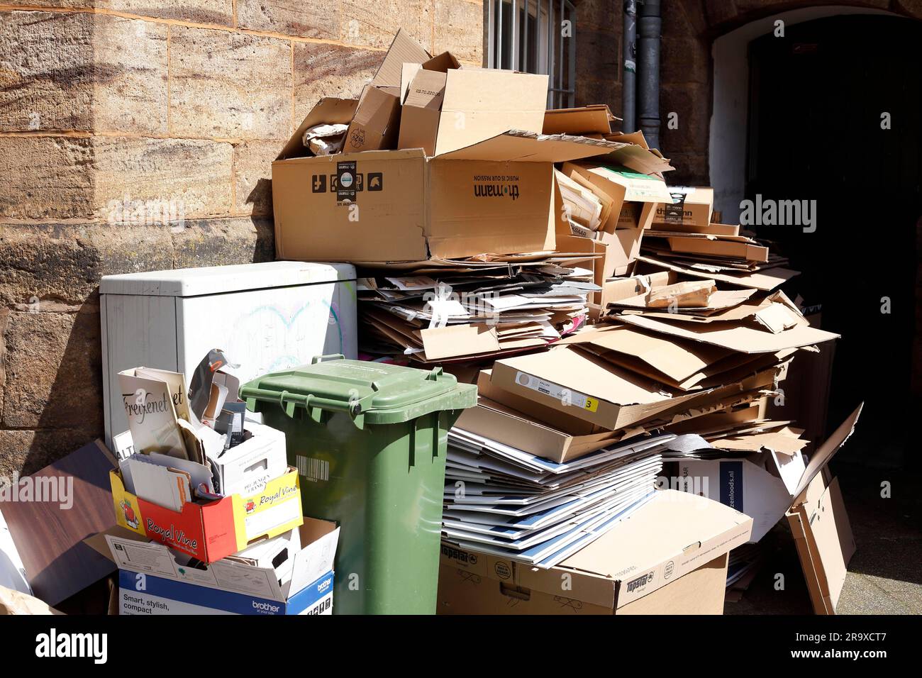 Cartons et piles de déchets de papier, collecte de déchets de papier ...