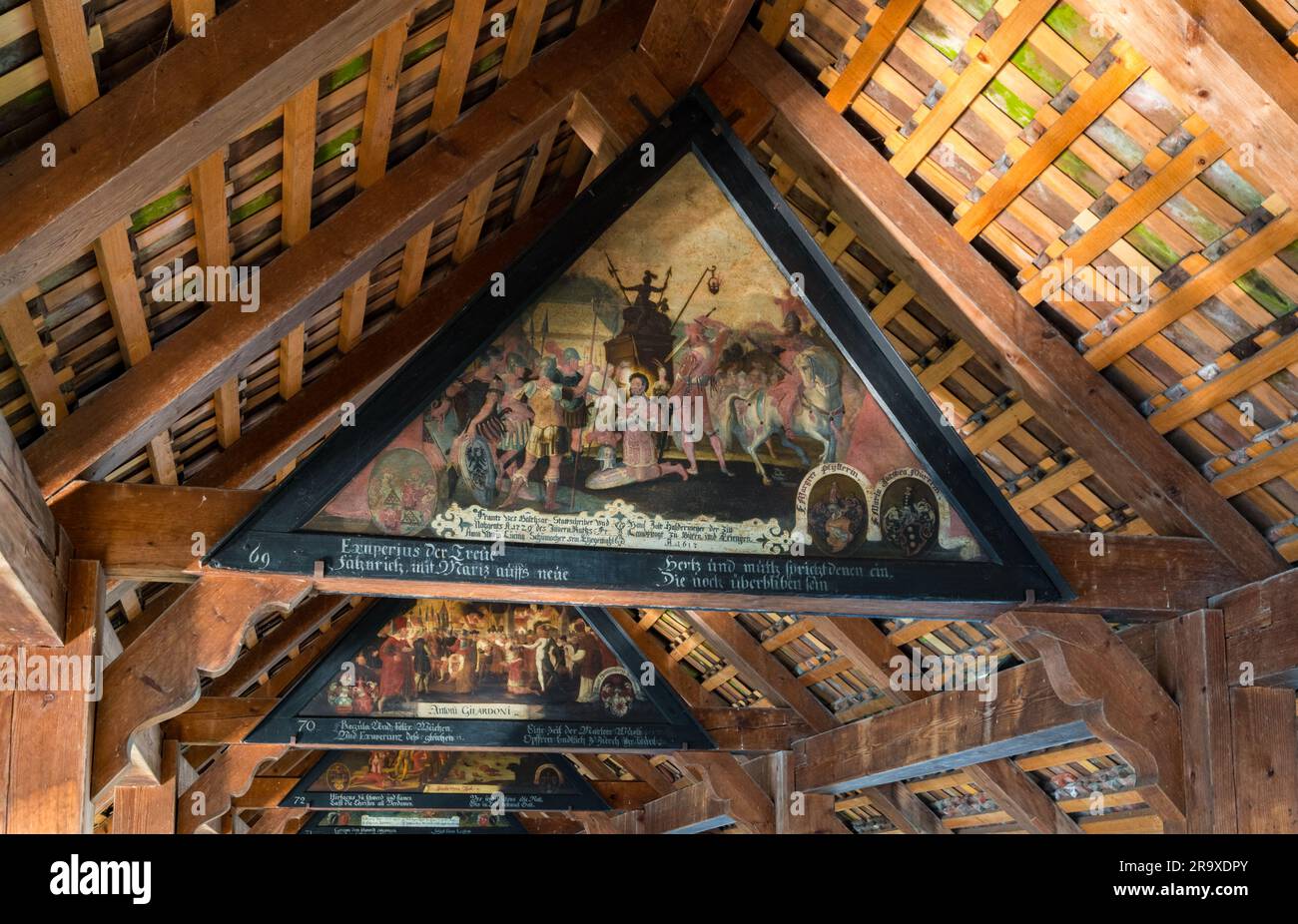 Une rangée de peintures triangulaires dans les gables du célèbre ... Une rangée de peintures triangulaires dans les gables du célèbre ...