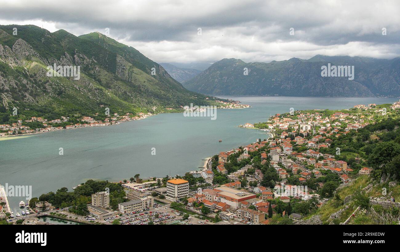 Vue sur la baie de Kotor et la région de Dobrota de la ville de Kotor ...