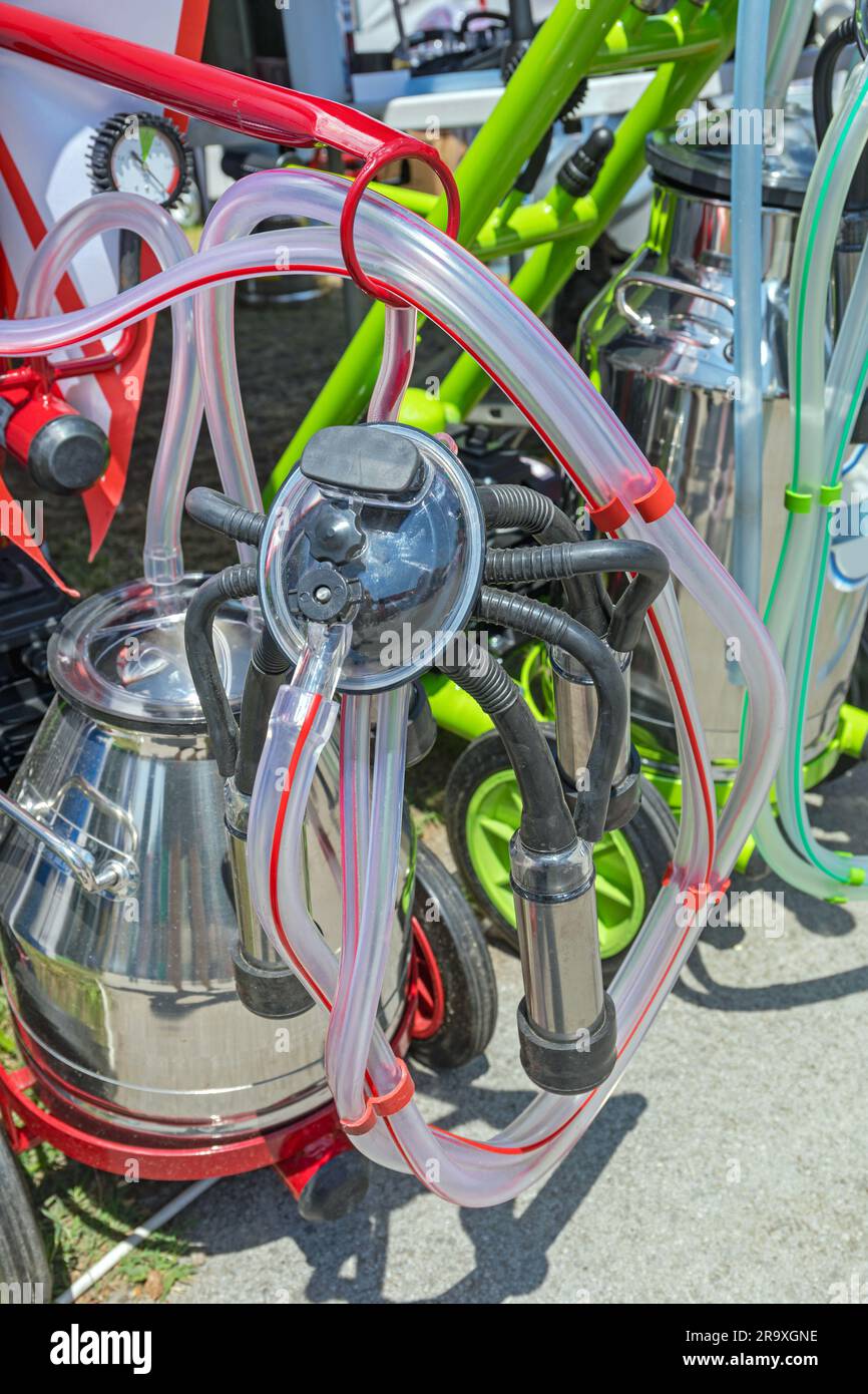 Machine mobile de pompage de lait à Dairy Farm Equipment Photo Stock ...