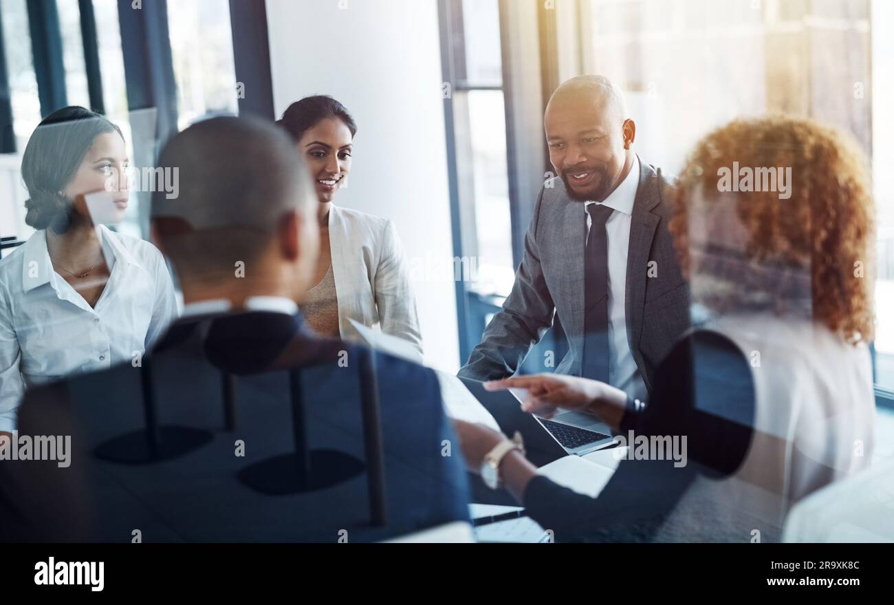 Réunion, pdg et planification avec des gens d'affaires au bureau pour la stratégie, l'entreprise ...