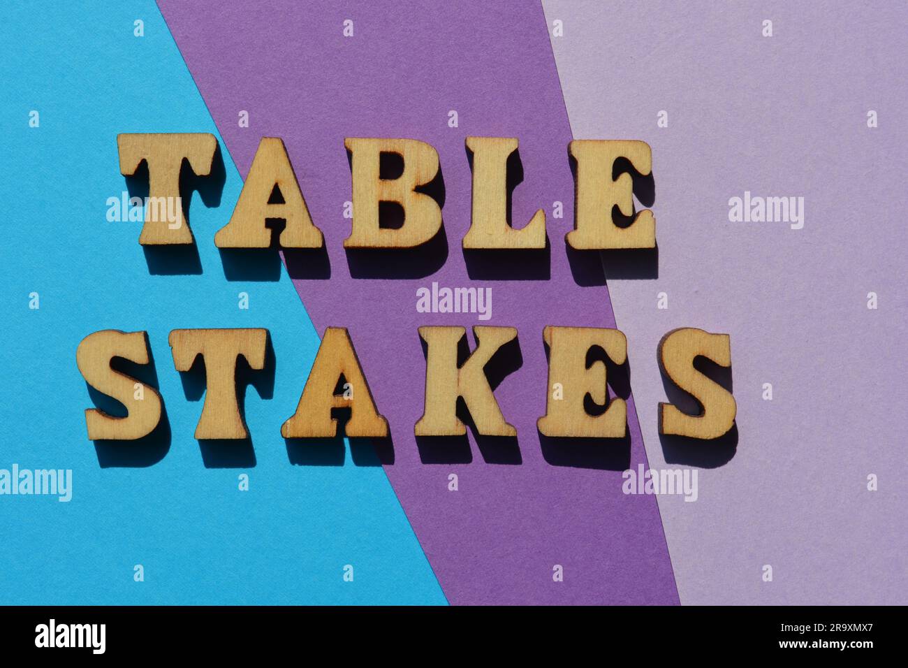 Piquets de table, mots en lettres de l'alphabet en bois isolées sur le ...