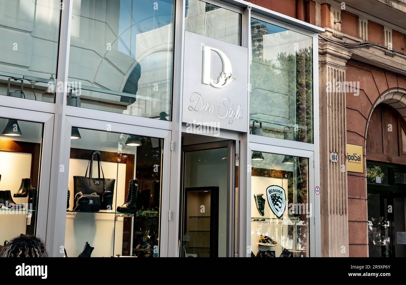 TARANTO, ITALIE - 29 OCTOBRE 2021 : la boutique de style Doro qui vend ...