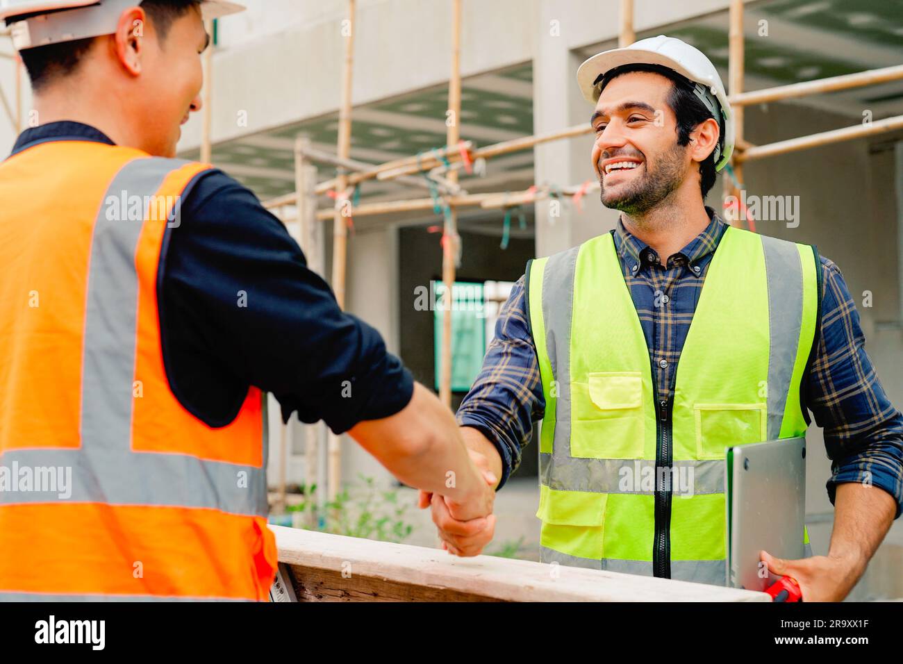 Les ingénieurs civils travaillent en équipe avec un casque de sécurité ...