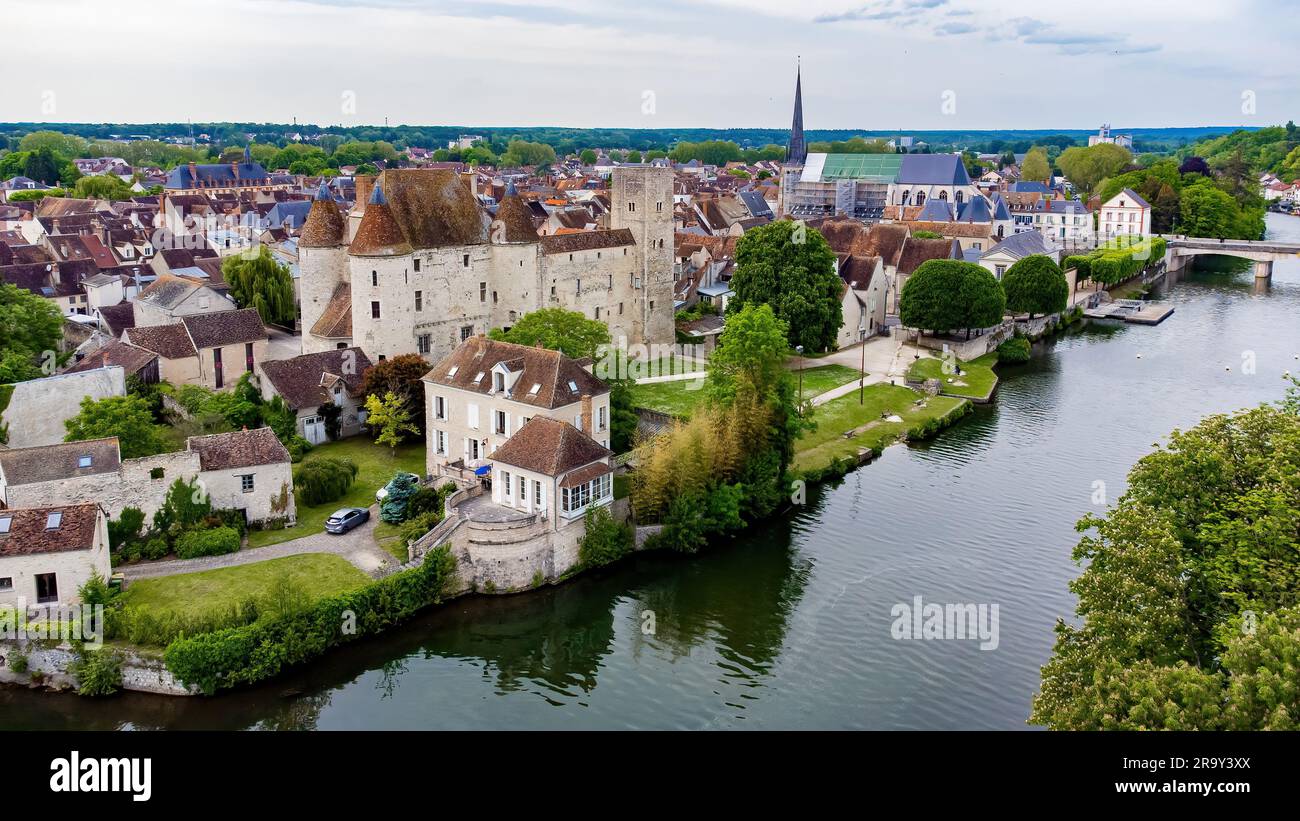 Vue aérienne du château médiéval de Nemours dans la ville du même nom ...