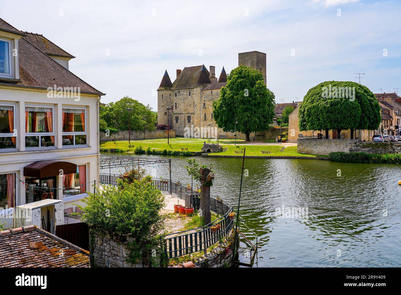 Rivière Loing en face du château médiéval de Nemours dans la ville du ...