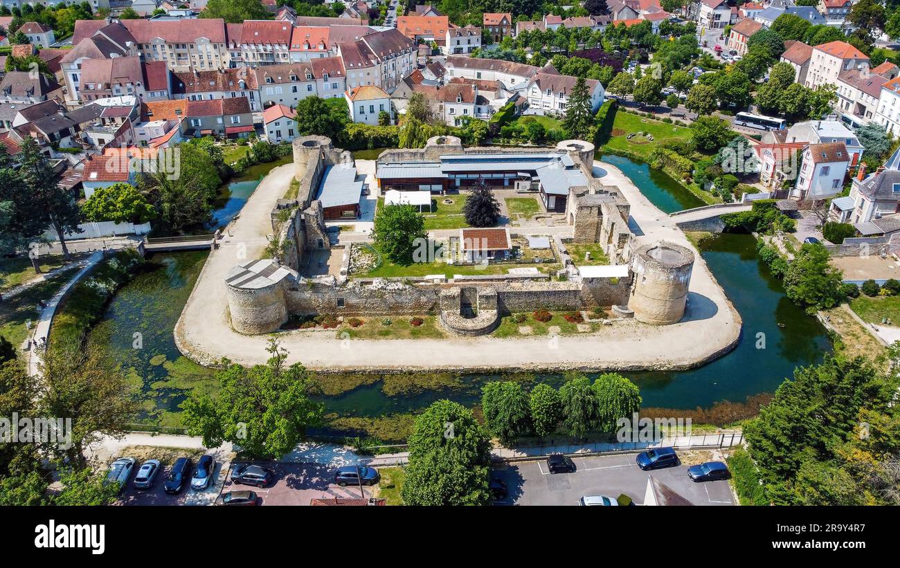 Vue aérienne du château médiéval carré de Brie Comte Robert entouré d ...