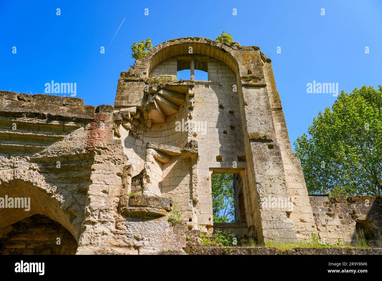 Escalier en colimaçon écroulé dans la tour carrée du château de ...