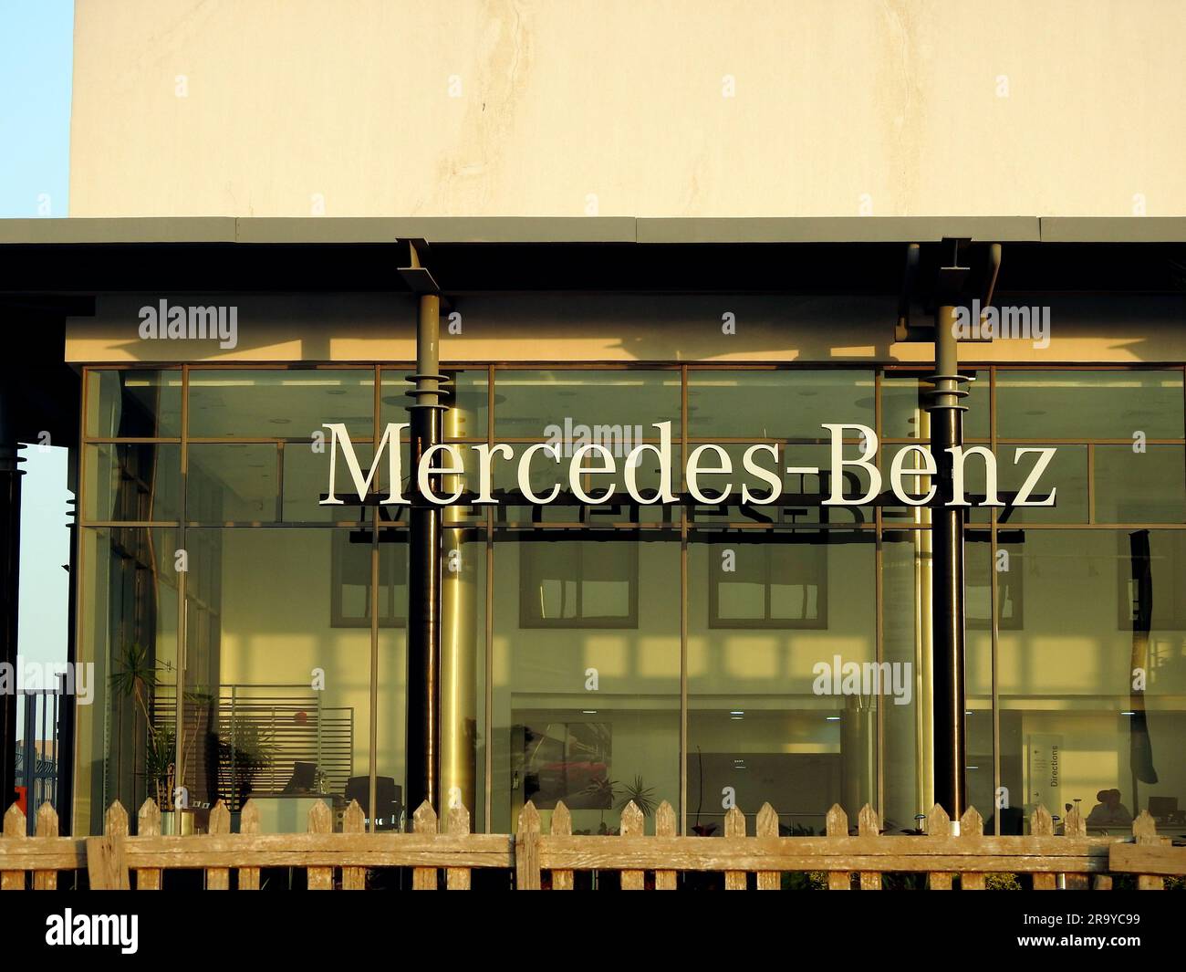 Logo du groupe mercedes benz Banque de photographies et d’images à ...
