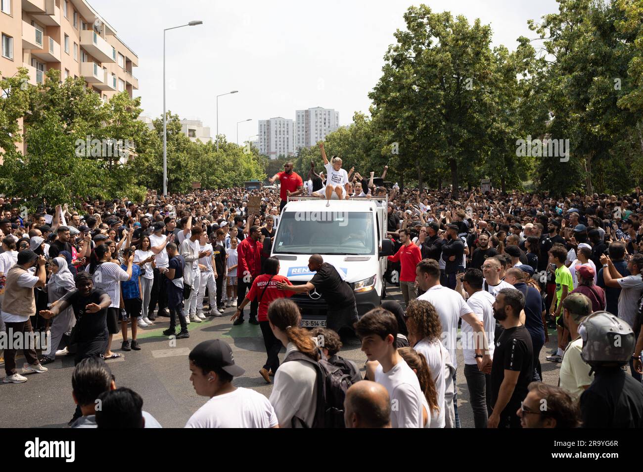 Mounia Merzouk, la mère de Nahel, une adolescente chauffeur tuée par ...