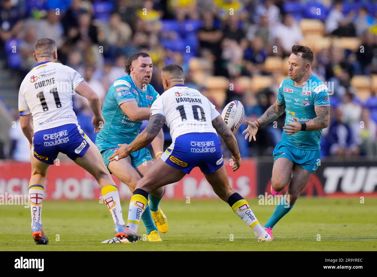 Cameron Smith #13 de Leeds Rhinos passe le ballon à Richie Myler #1 de ...