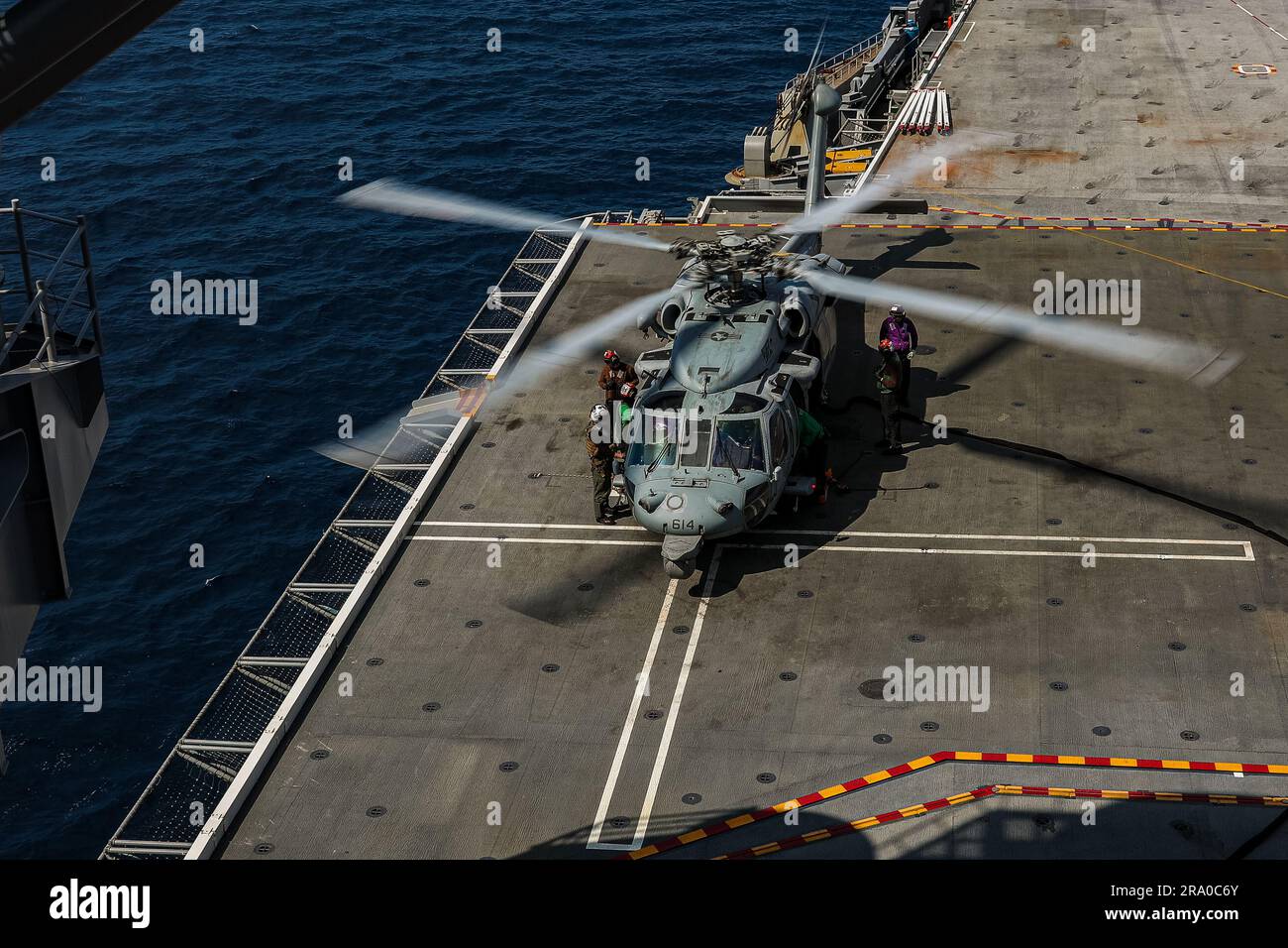 Un hélicoptère MH-60s Seahawk affecté à l'Escadron de combat de la mer ...