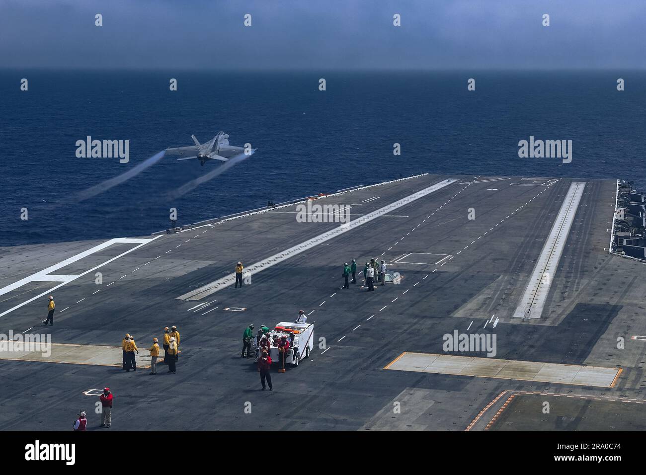 Un F/A-18E Super Hornet affecté au Strike Fighter Squadron (VFA) 11 ...