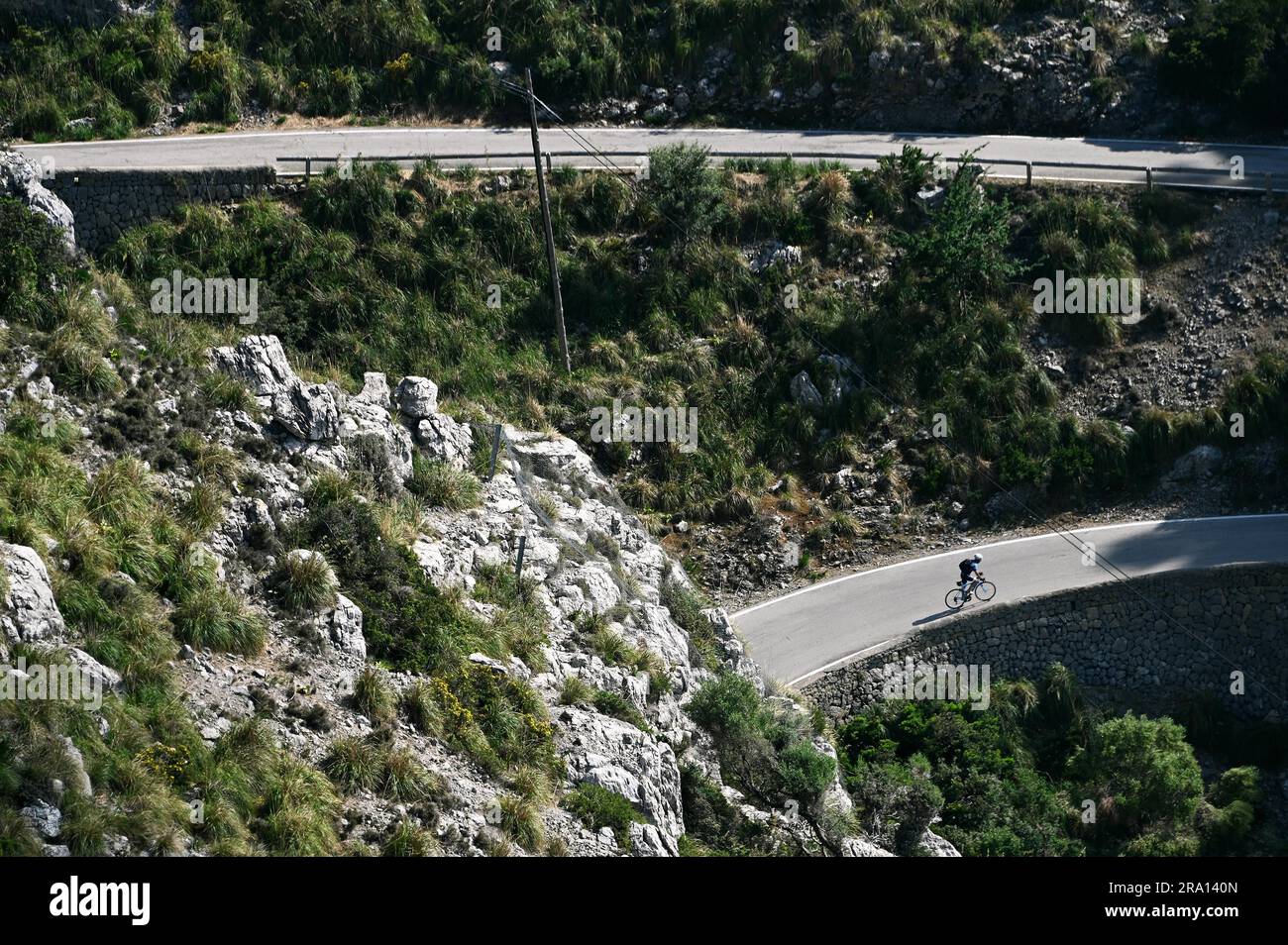 La route sinueuse de sa Calobra à Coll dels Reis dans les montagnes ...