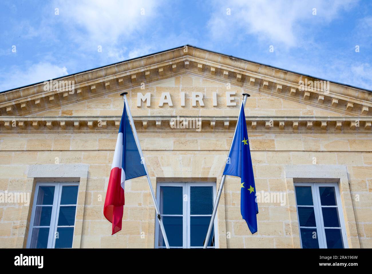 façade de l'hôtel de ville français avec les drapeaux de france et d ...