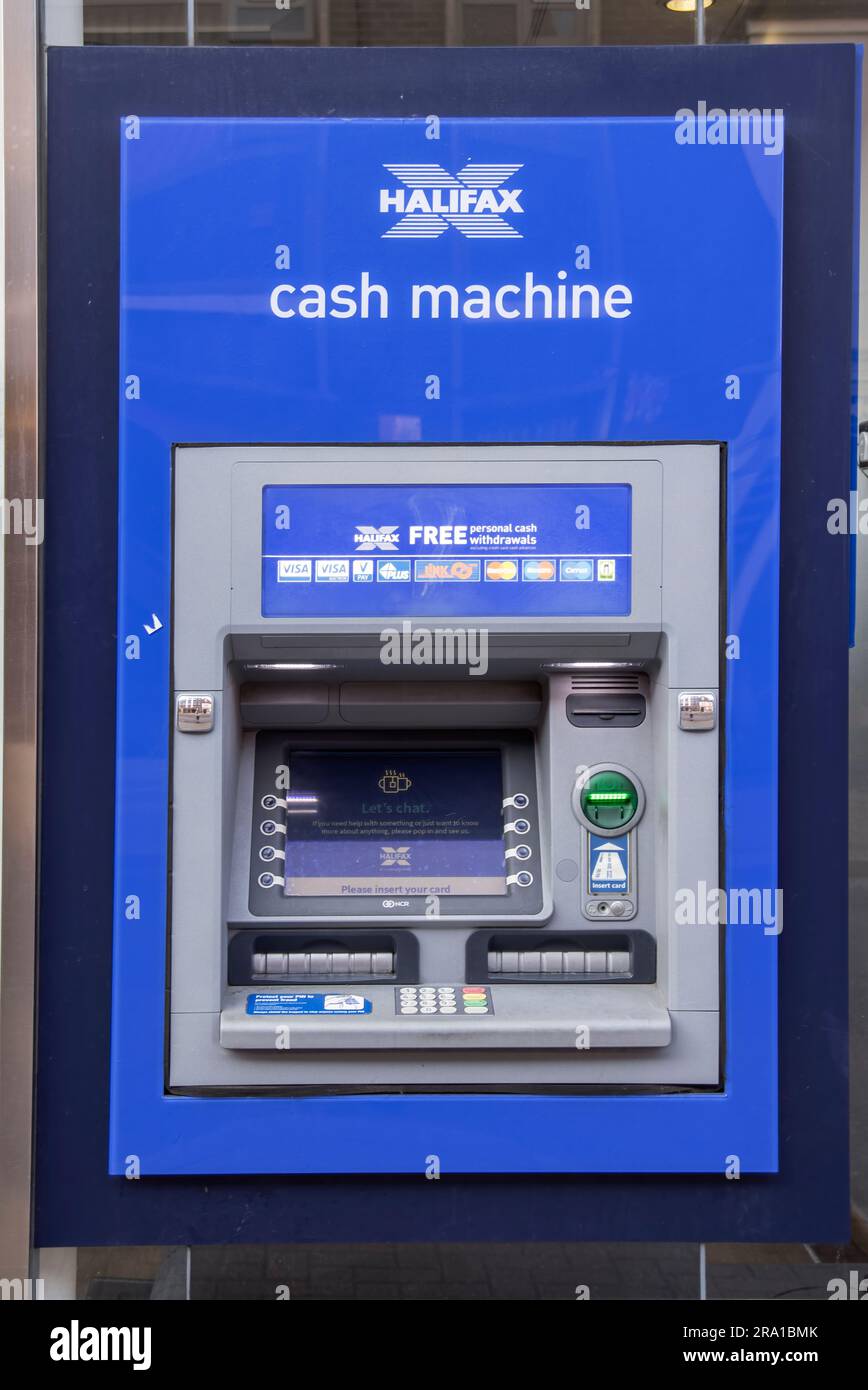 Distributeur automatique de billets à l'extérieur de la succursale de ...