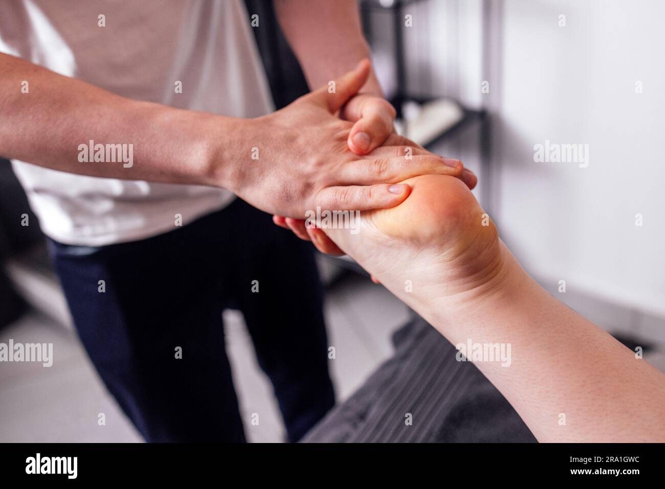 Femme avec douleur au pied Banque de photographies et d’images à haute ...