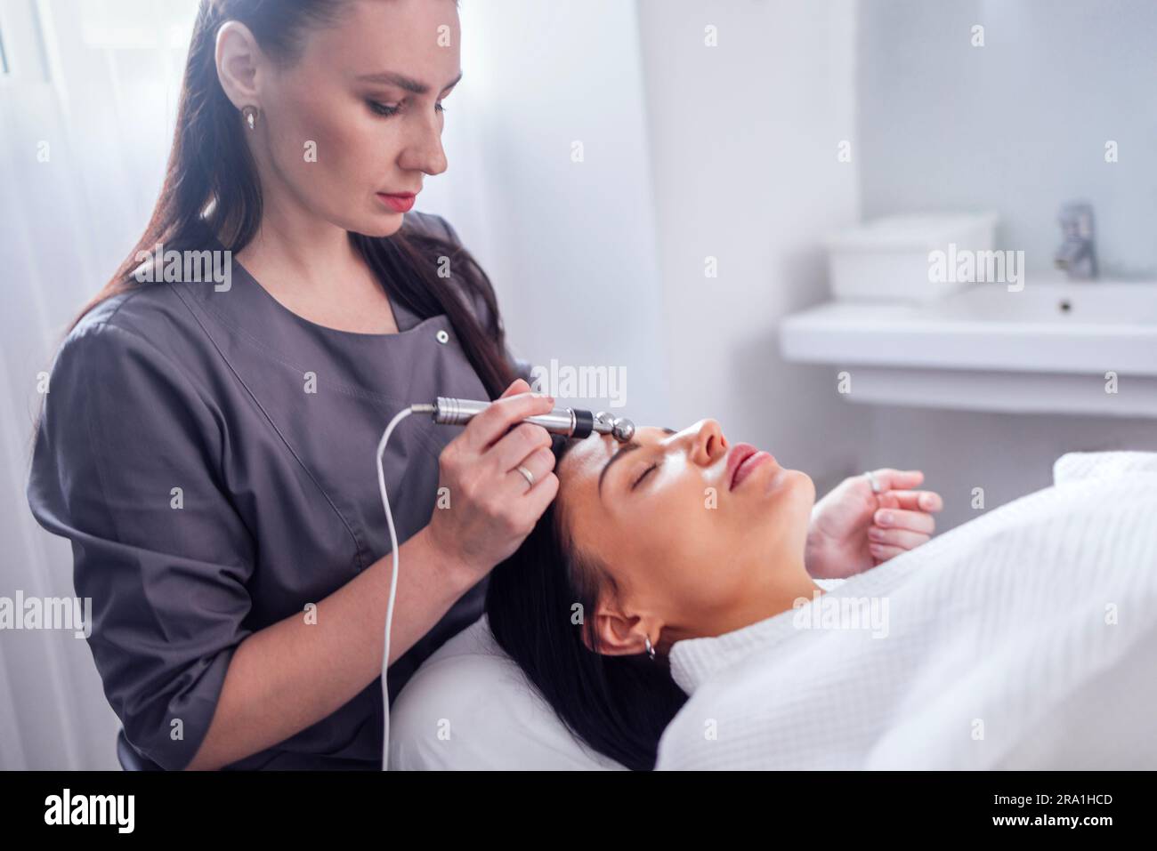 Equipement de lumière de cosmétologie. Anti-âge et rides. Traitement de ...