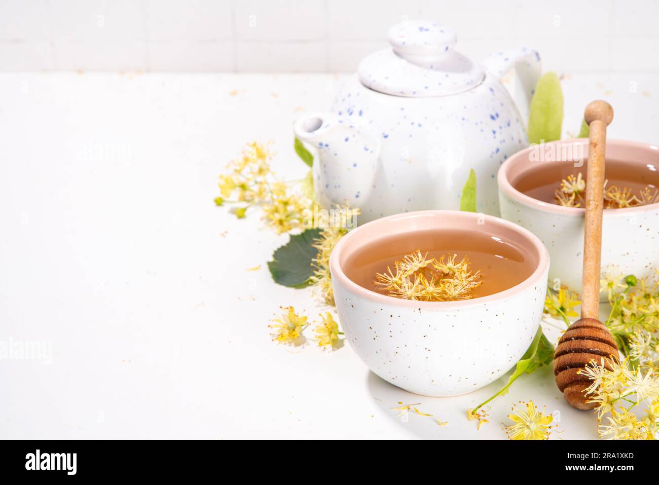 Boisson biologique à base de plantes. Tilleul plante thé vert, en mugs ...