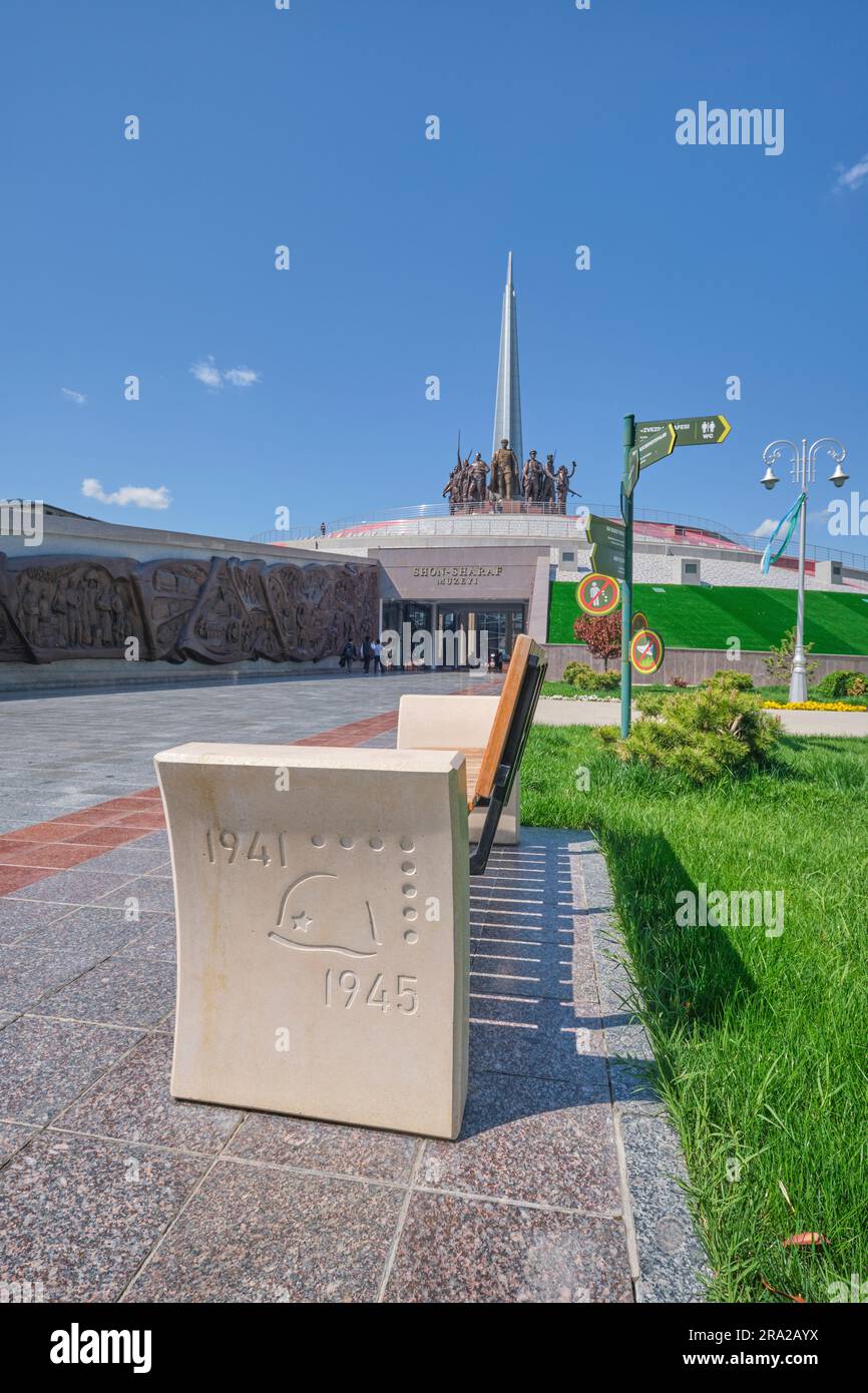 L'entrée avant avec banc avec 1941-1945 dessus. Au Shon Sharaf Great Patriotic War, complexe de ...
