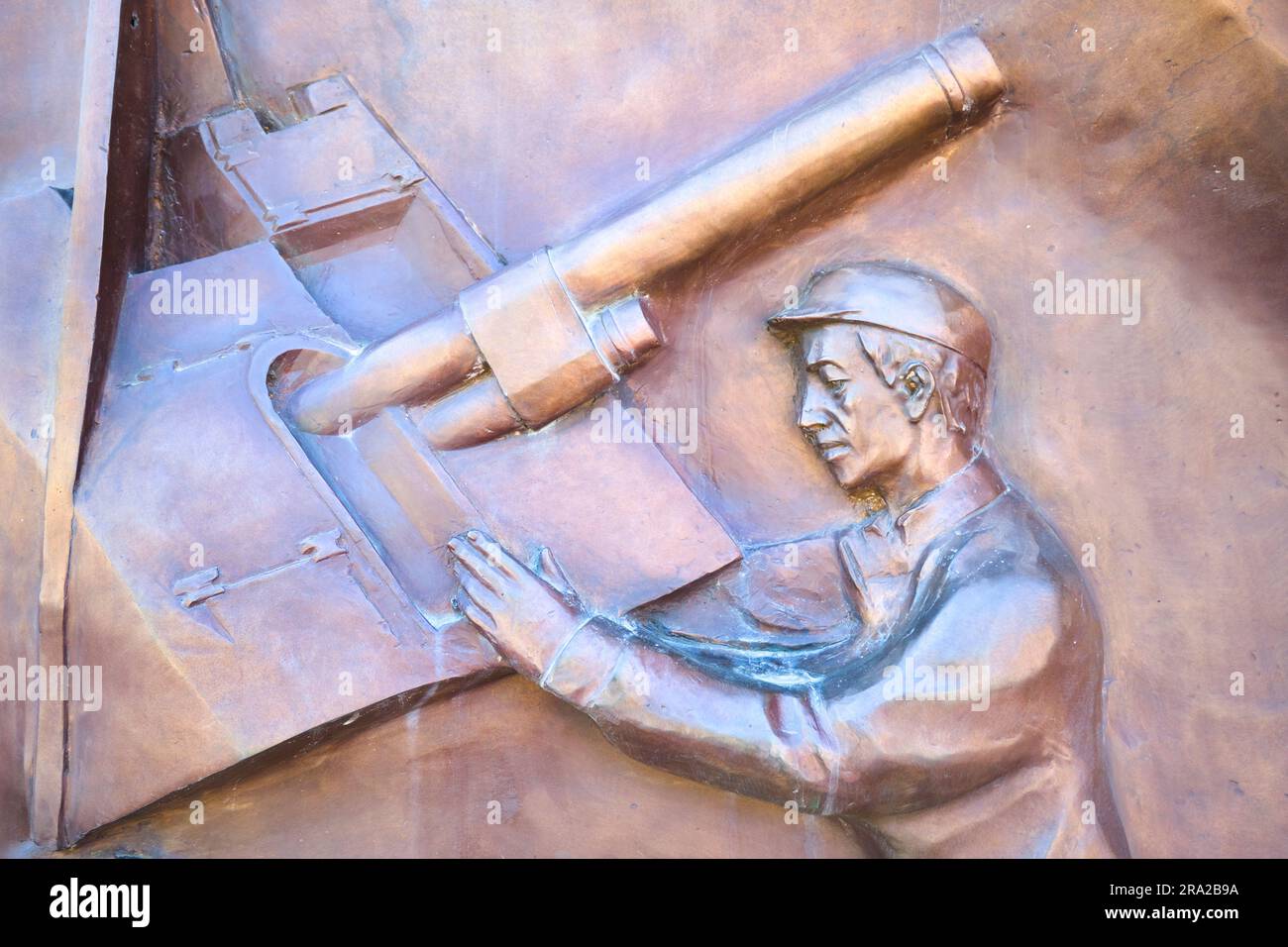 Un ouvrier de l'usine construisant un canon d'artillerie. Détail de la ...